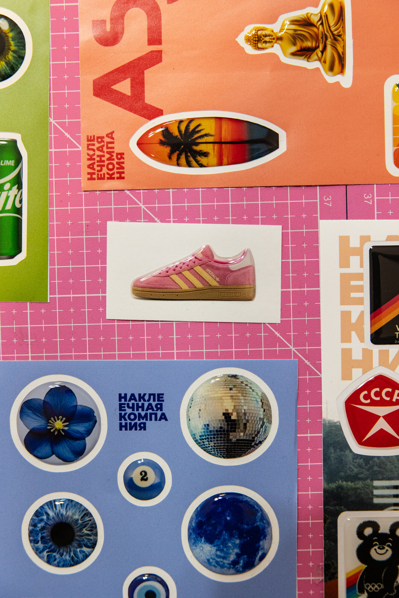 Наклейка на телефон "3Д Кеда", 3D эффект, бумага, винил, эпоксидная смола, адидас три полоски розовые.