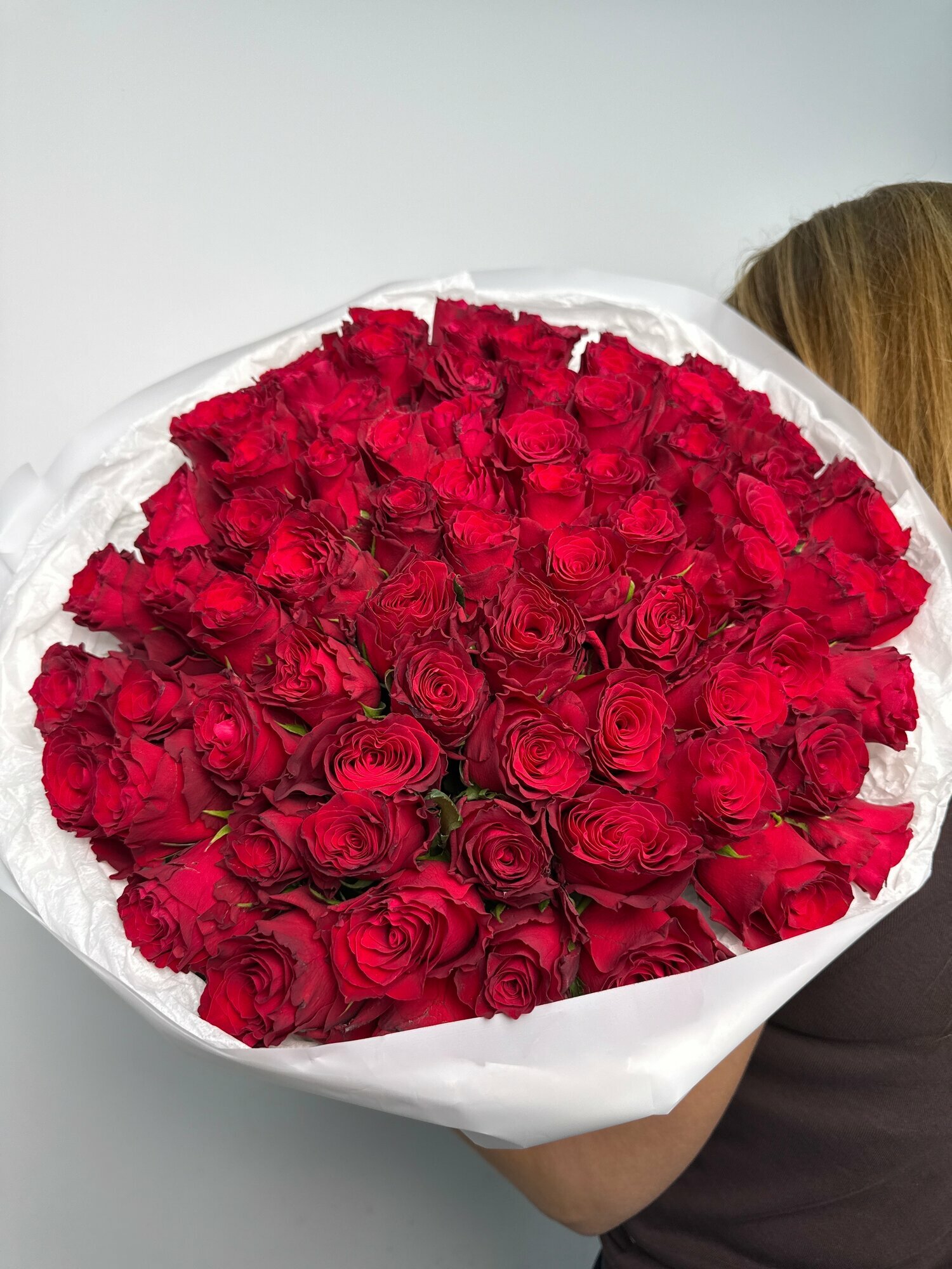 Букет из красных роз, 75 штук, премиальный стиль, матовая плёнка, записка в подарок