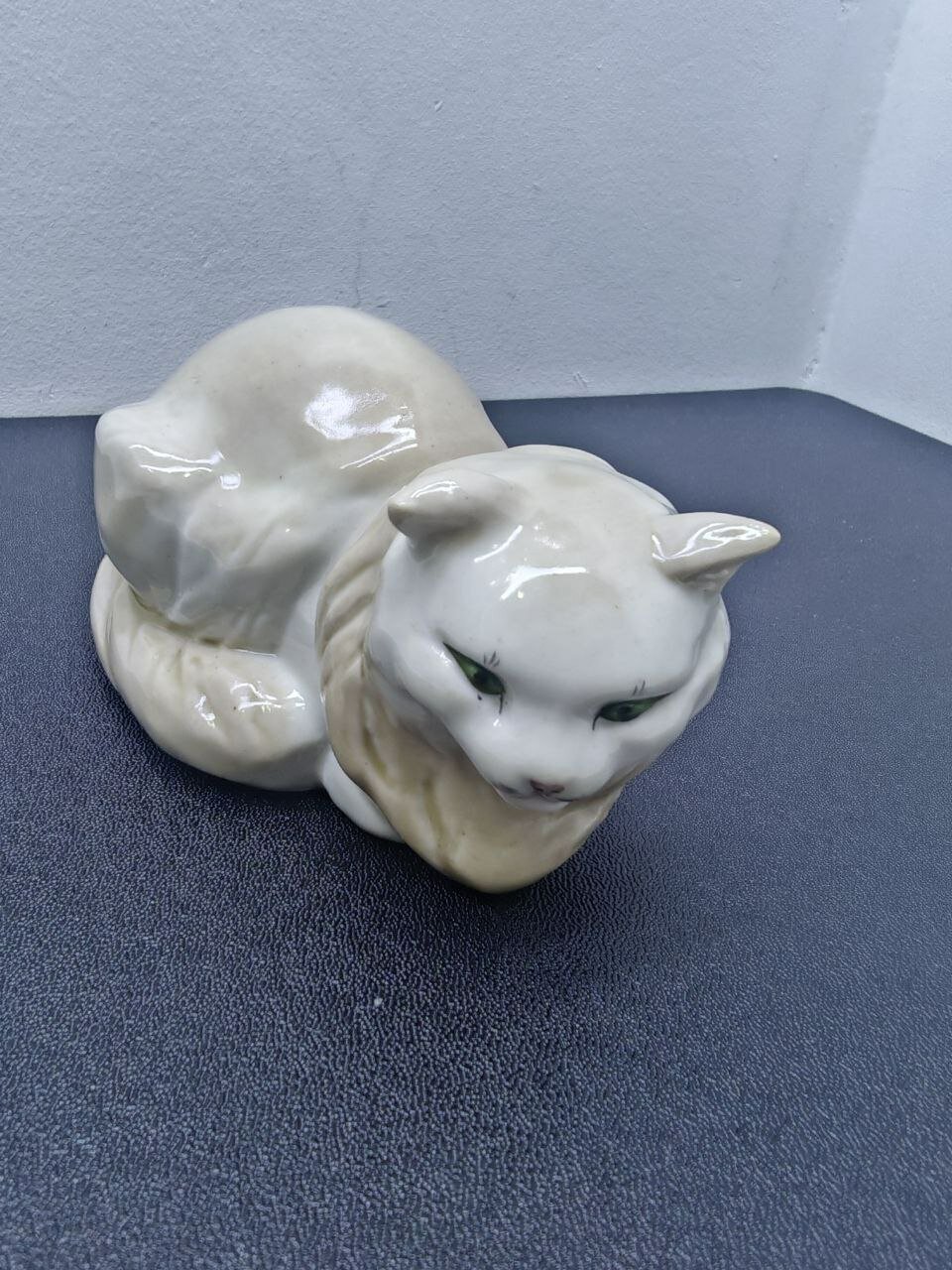 Статуэтка Гжель "Кошка", фарфор, надглазурная роспись, винтаж, 1960г, СССР, длина 12см