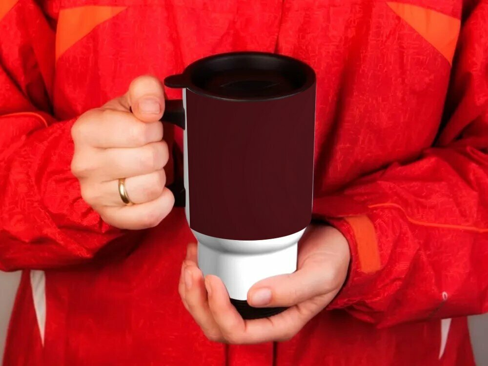 Тремокружка для авто с принтом "Абстрактный бордовый фон. Глубокий винный градиент с мягкими размытыми переходами и темной текстурой, минималистичная абстракция в насыщенных." 0.5 л.