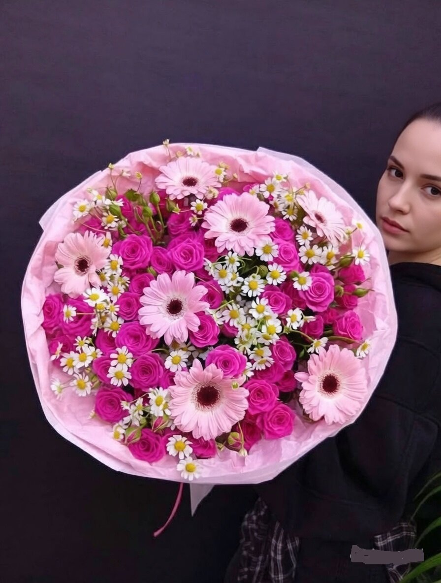 Букет из кустовых роз, гербер и ромашек, высотой 50 см. в коробке переноске