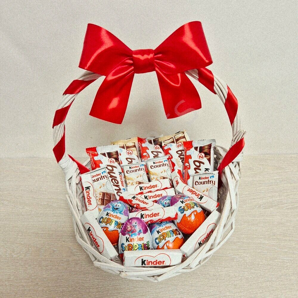 Корзина подарочная с бантом LAKRES со сладостями "Kinder Mix"
