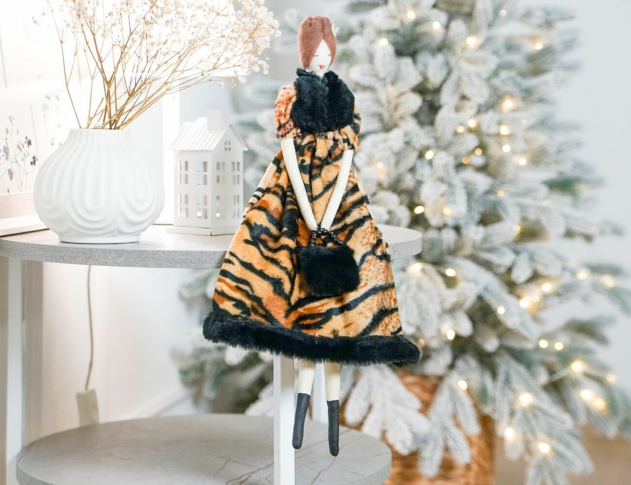 Интерьерная кукла мадемуазель С сумочкой, тигровая, полиэстер, 47 см, Edelman 1087064-1