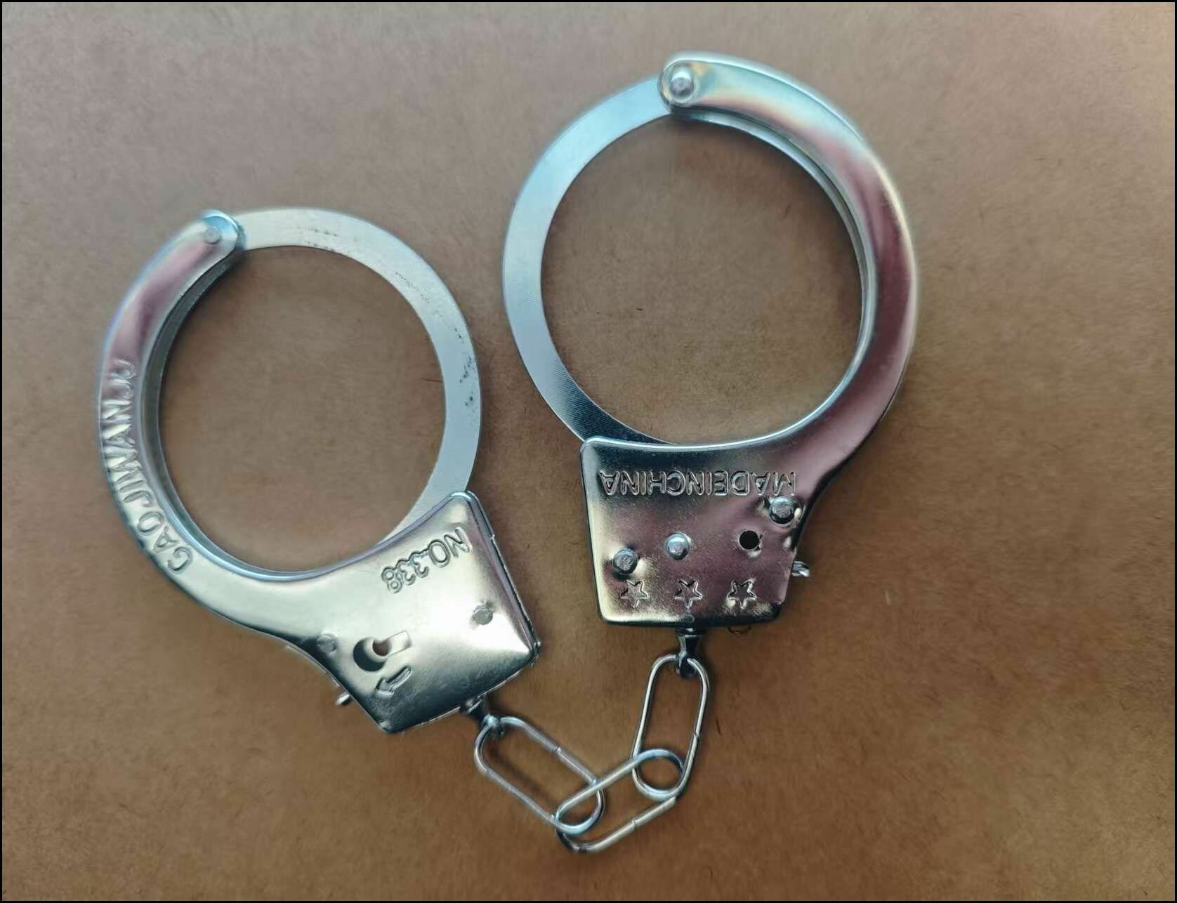 Настоящие металлические полицейские наручники