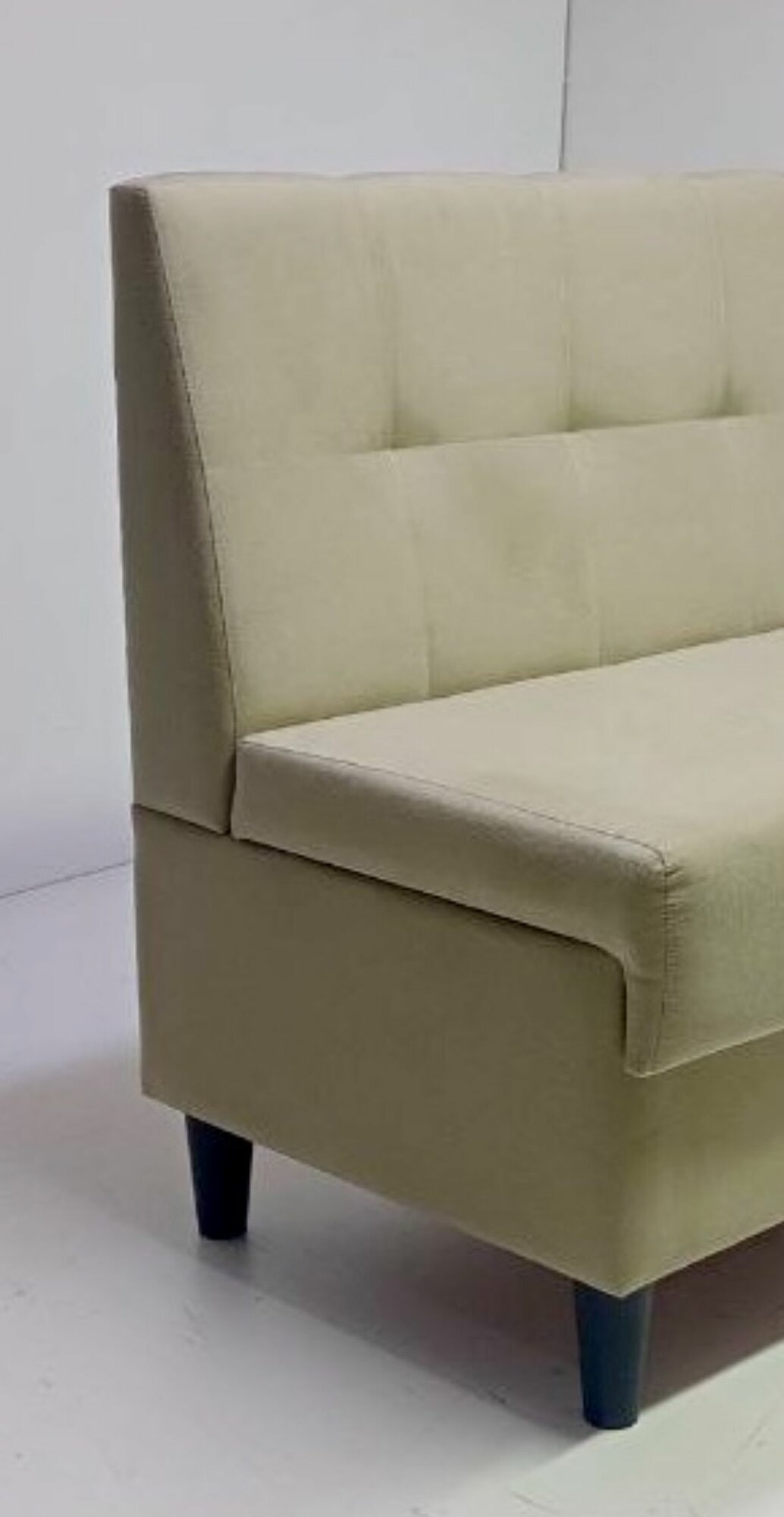 Стильный компактный диван Фабрики оникс из практичного и износостойкого материала с оригинальным дизайном, вместительным ящиком для хранения, мягким наполнителем для дома, дачи и офиса