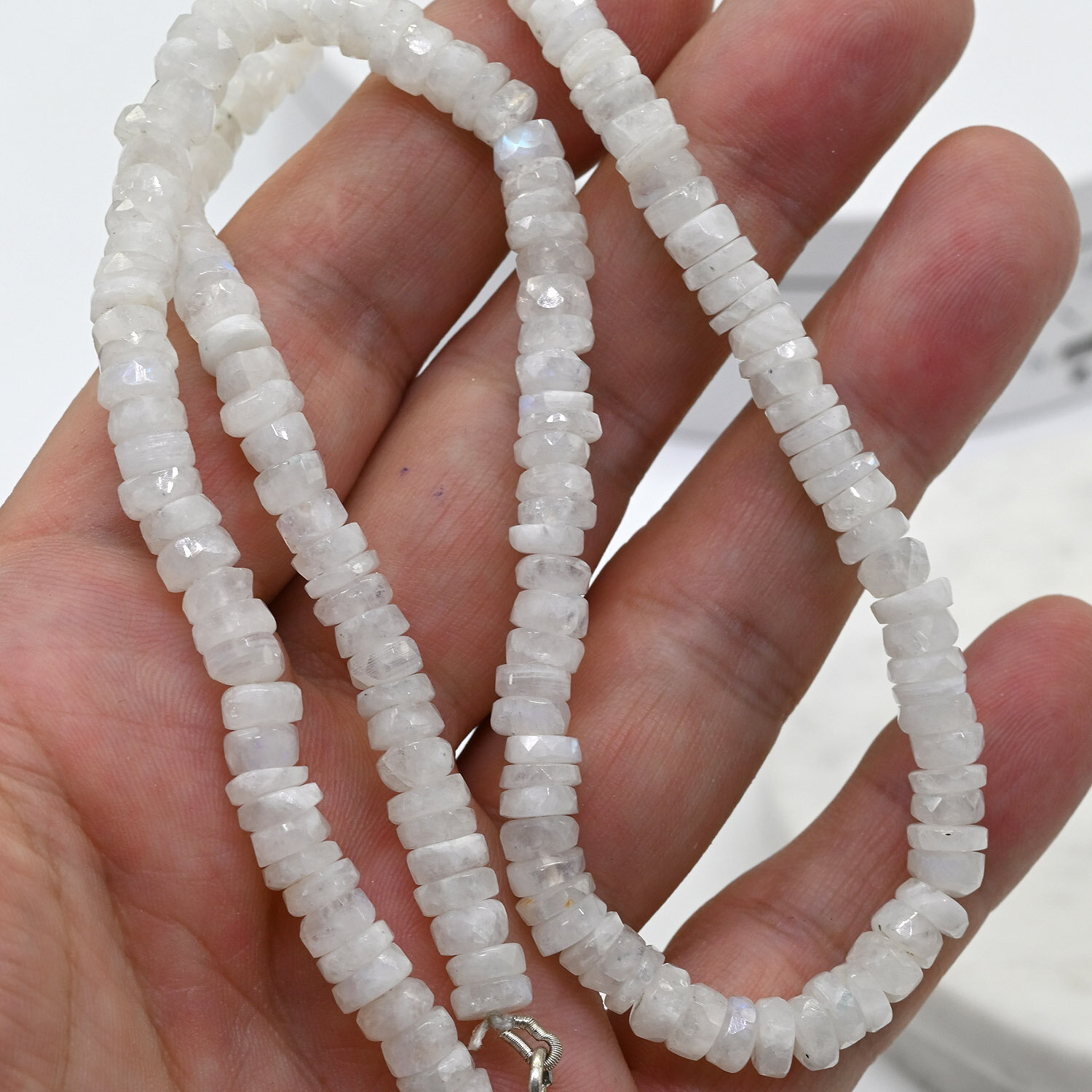 Бусы, лунный камень