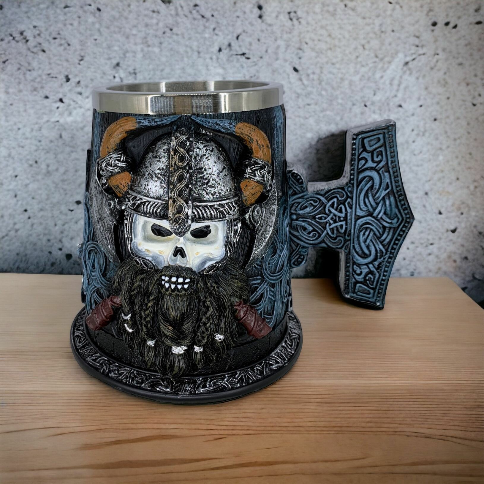 Кружка пивная Викинг 600 мл Эта пивная кружка в стиле викингов - это идеальное сочетание силы и элегантности