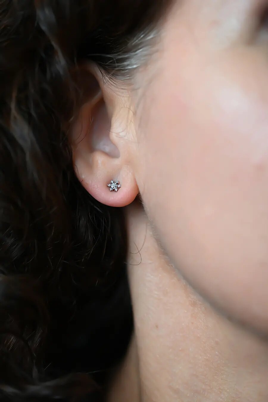 Серьги пусеты, белое золото, 375 проба, родирование, бриллиант