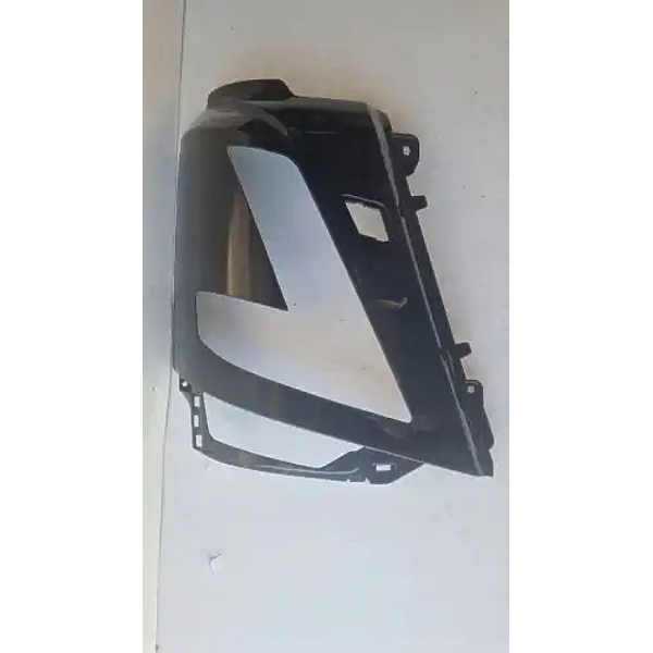 VOLVO 84407380 облицовка фары правая