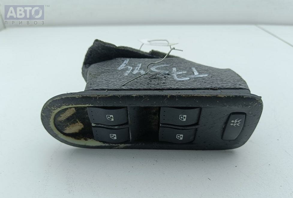 Блок кнопок управления стеклоподъемниками Renault Megane 2 (2002-2008)