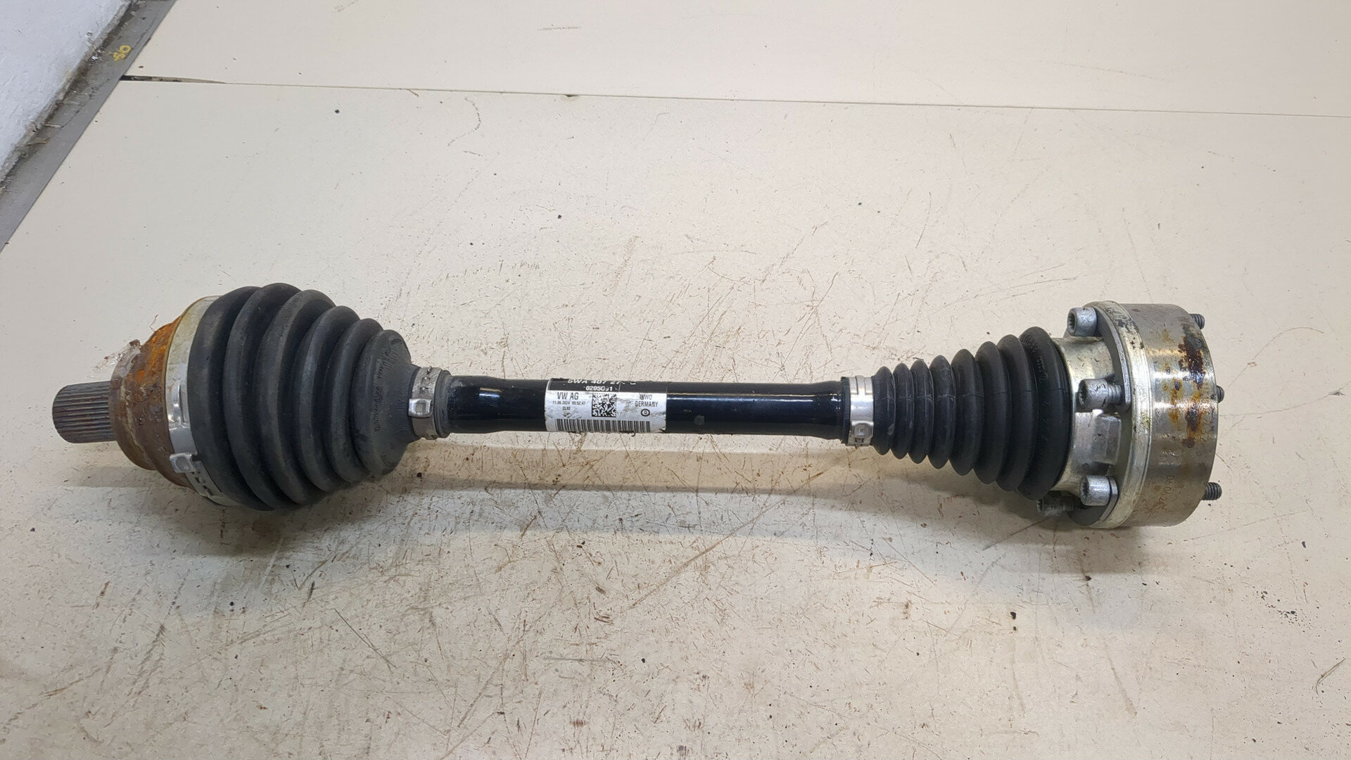 Полуось (вал, шрус) левая передняя Audi A3 (8Y) Б/У