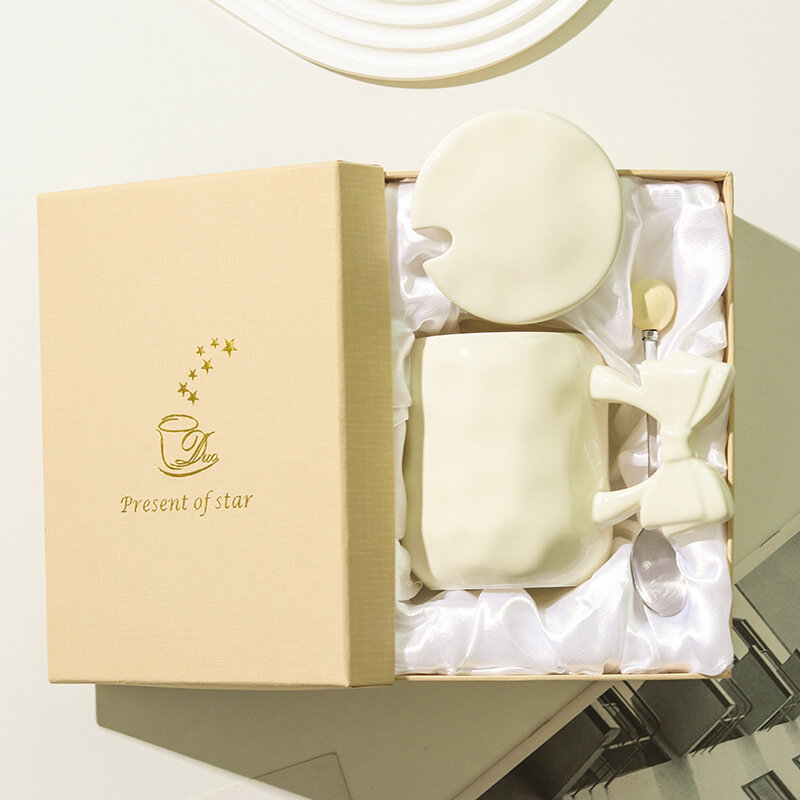 Кружка кремового цвета, уникальный дизайн, керамическая чашка для девушек, с крышкой и ложкой, большой объем, идеально подходит для пар, кофе или завтрака.