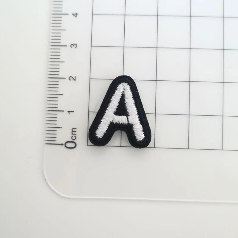 Черно-белые вышитые буквы для одежды A