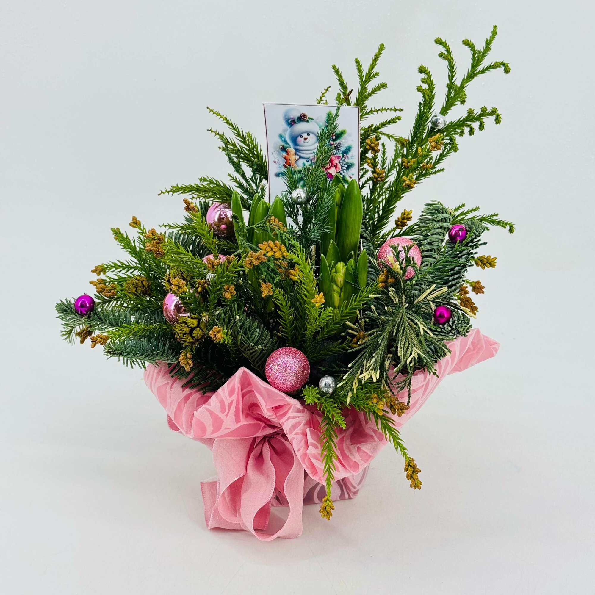 Зимний букет из натуральной хвои, нобилис с ароматными гиацинтами первоцветами. Подарок на новый год