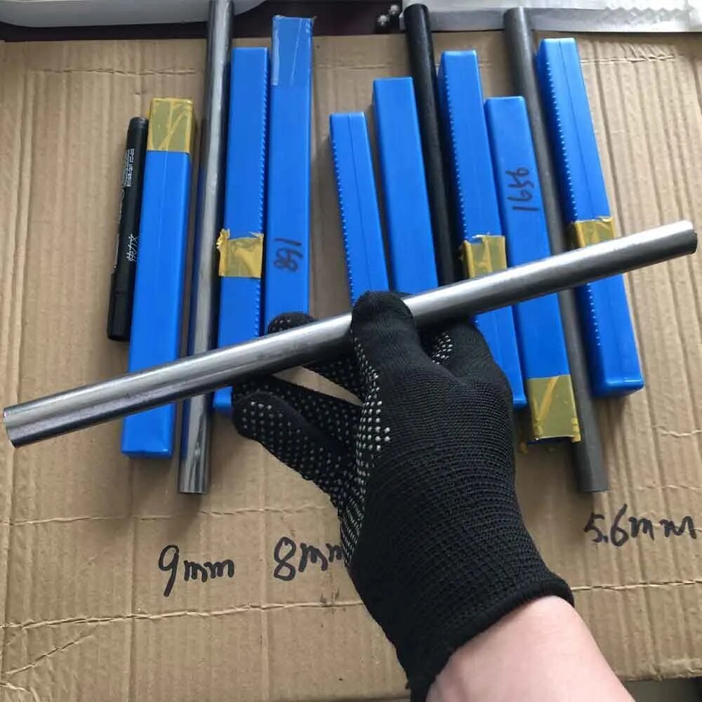 Готовая бесшовная стальная труба имеет наружный диаметр 12 мм, внутренний диаметр 9 мм и длину 200 мм