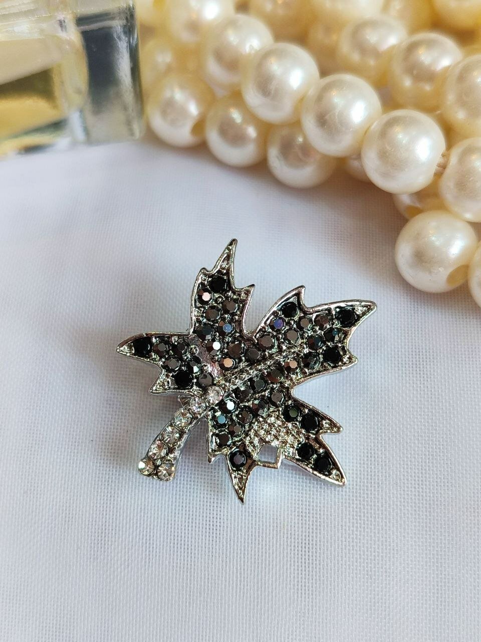 Брошь, стразы