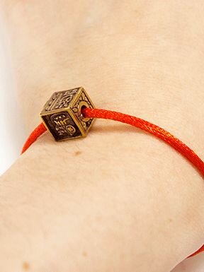 Браслет Красная нить с шармом Кубик