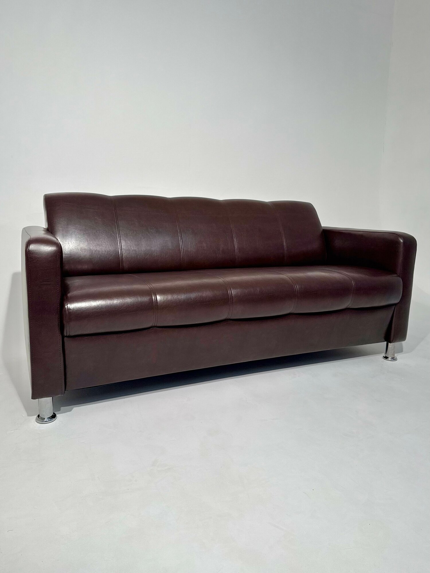 Диван офисный Сенатор 1700, механизм Нераскладной, 170х80х82 см, темно-коричневый глянцевый, с отделочной строчкой