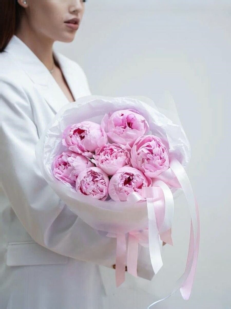 Букет розовых ароматных итальянских пионов