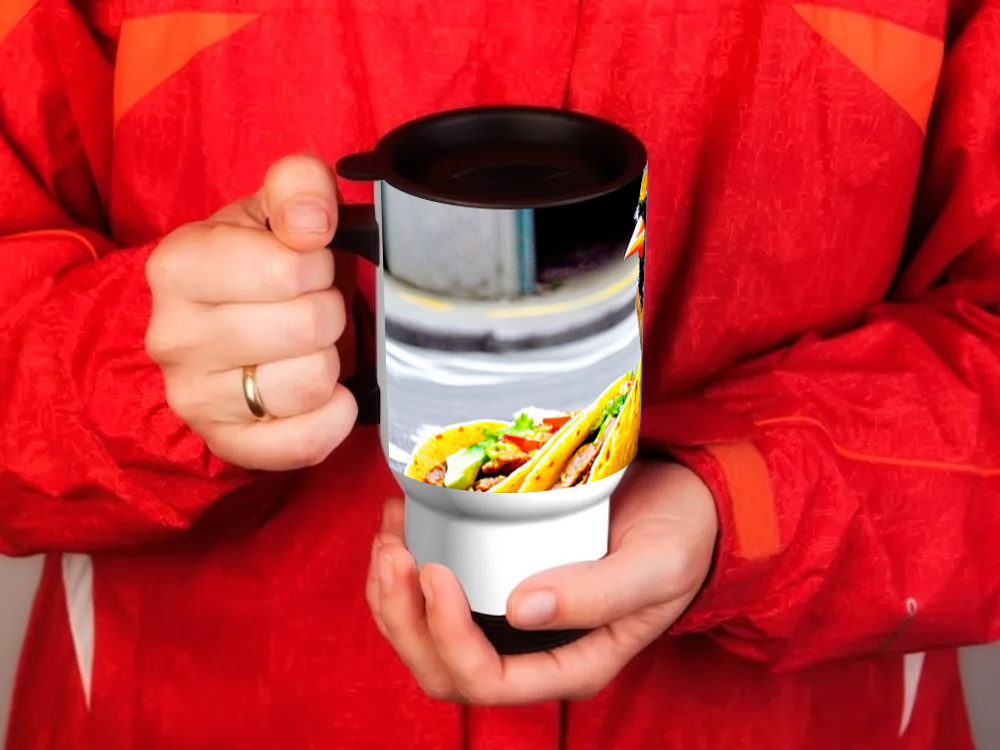 Тремокружка для авто с принтом "Промт: изображение потешного воробья, который ест такос на улице, выполненное в технике китайской туши" 0.5 л.