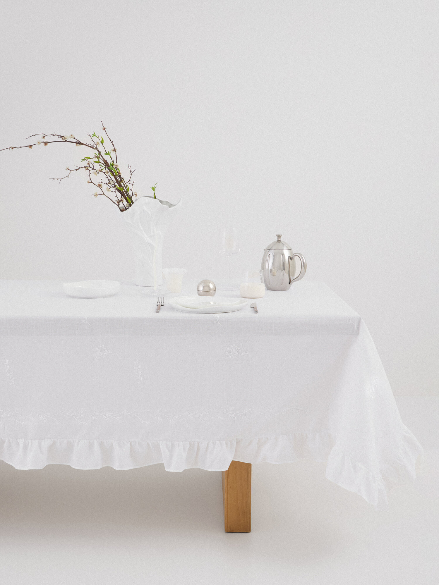 Скатерть, 160х160 см, полиэстер, с рюшами, белая, Цветочные ветви, Wavy branches, Kuchenland