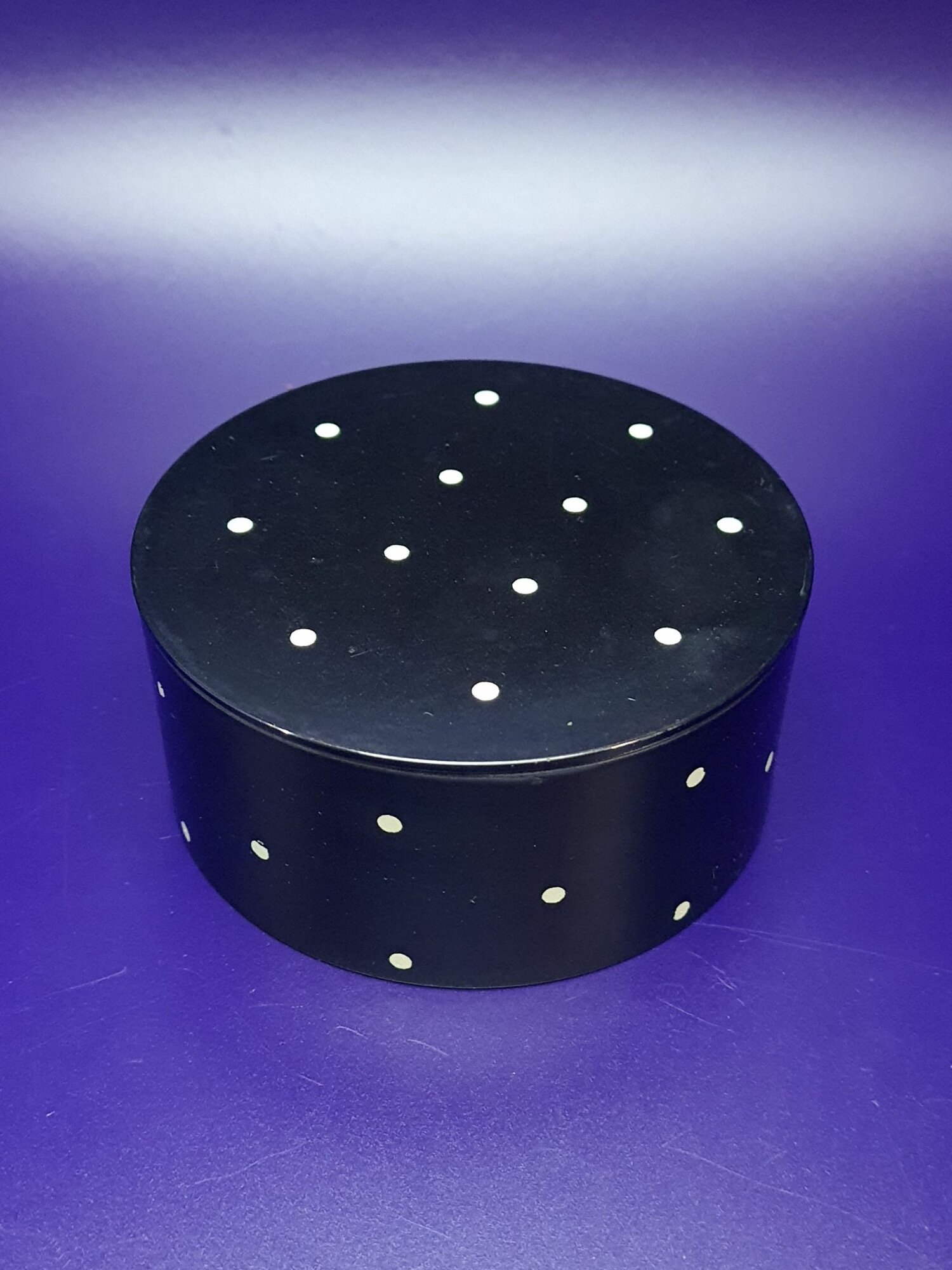 Винтажная кругля карболитовая шкатулка в белый горошек, 10 см, СССР, 60е