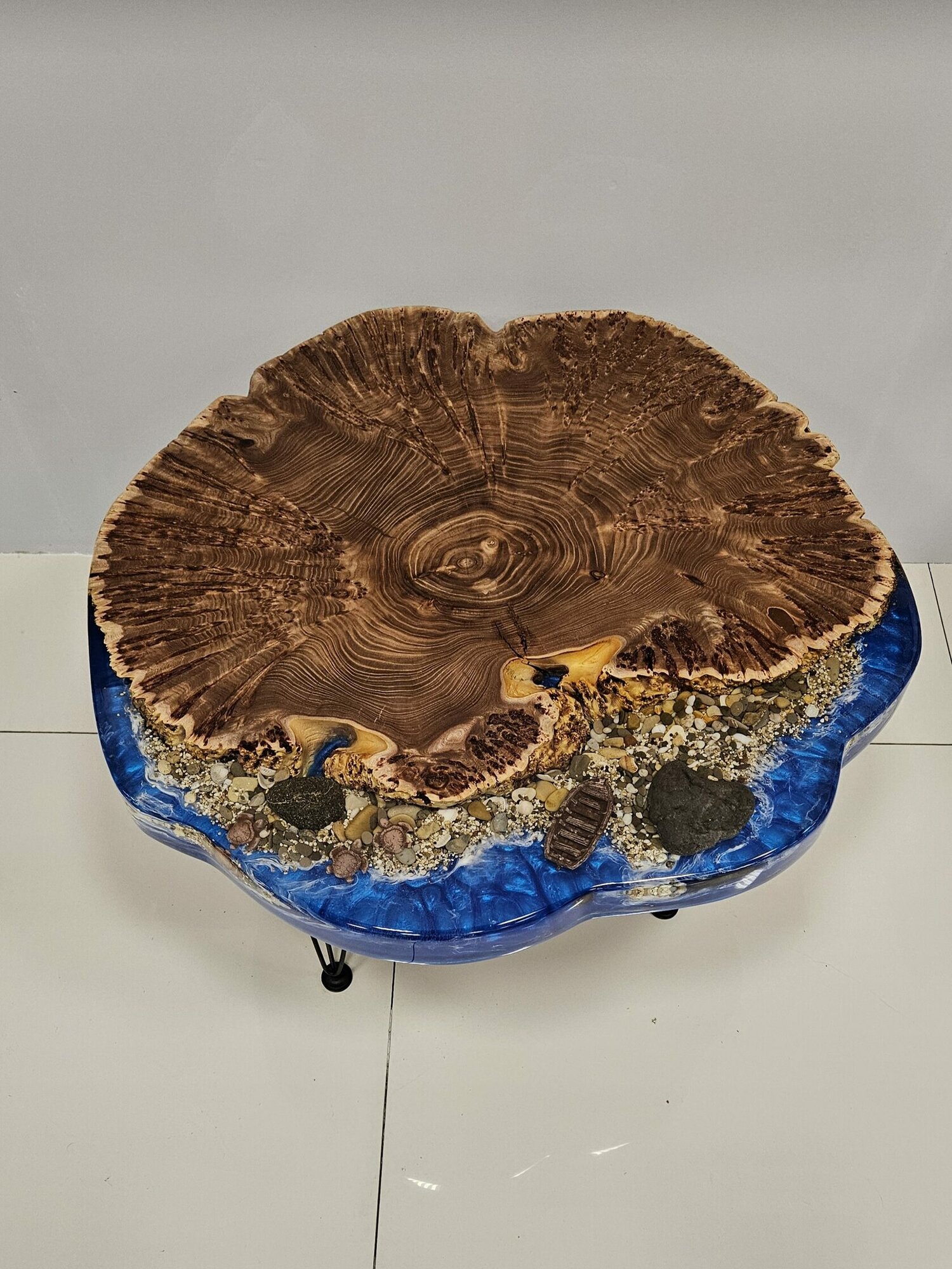 Журнальный стол река из массива капового карагача. Интерьерный стол река