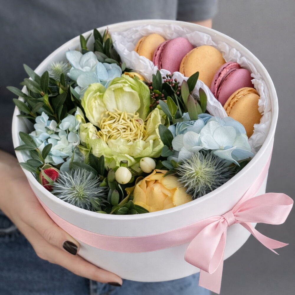 EXOTIC SWEET: Цветы в коробке с розой вегги, гортензией, эрингиумом и сладостями