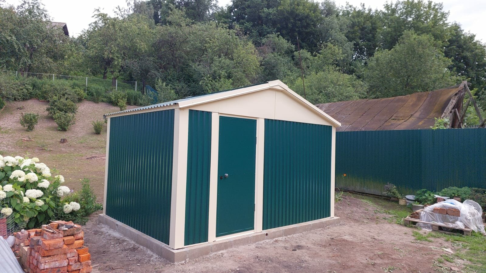 Хозблок металлический со сборкой, ширина 3,84м длина 2,85м, дверь 80см, с каркасом пола.