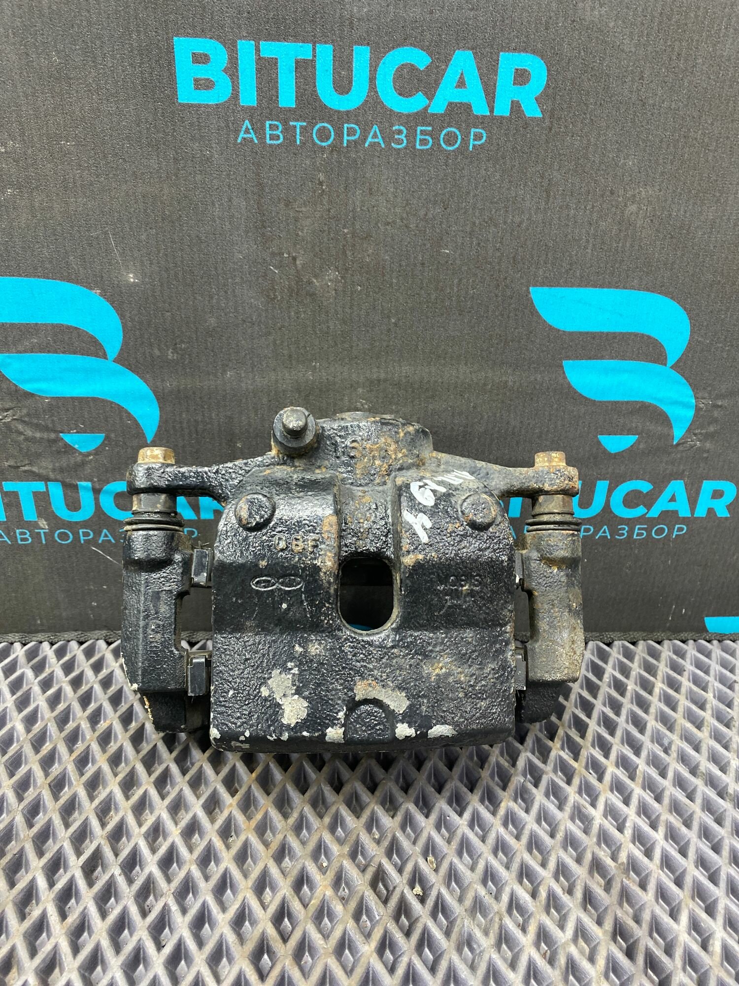 Б/У Суппорт тормозной передний правый Kia K5 2.0L. АКПП G4NA 2020г.