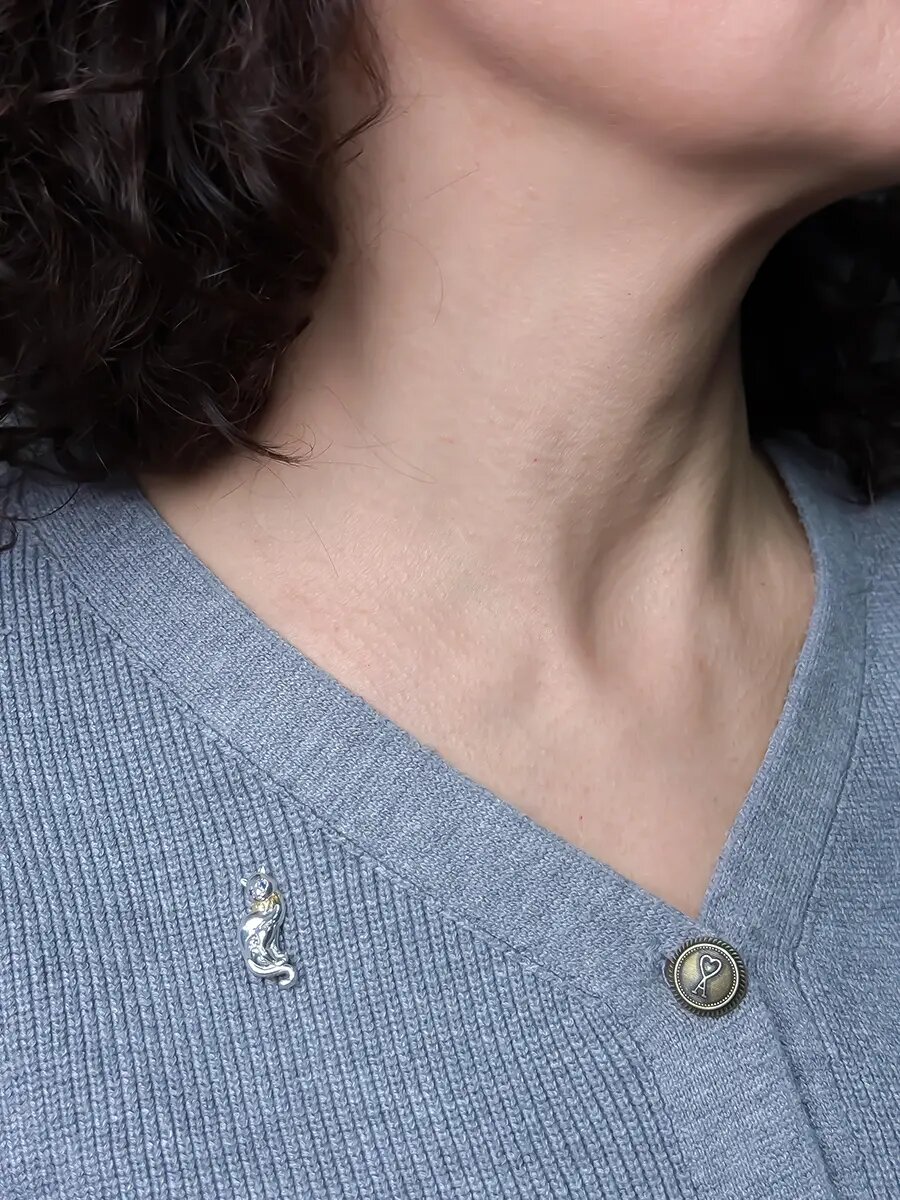 Брошь, серебро, 925 проба, золочение, родирование, сапфир