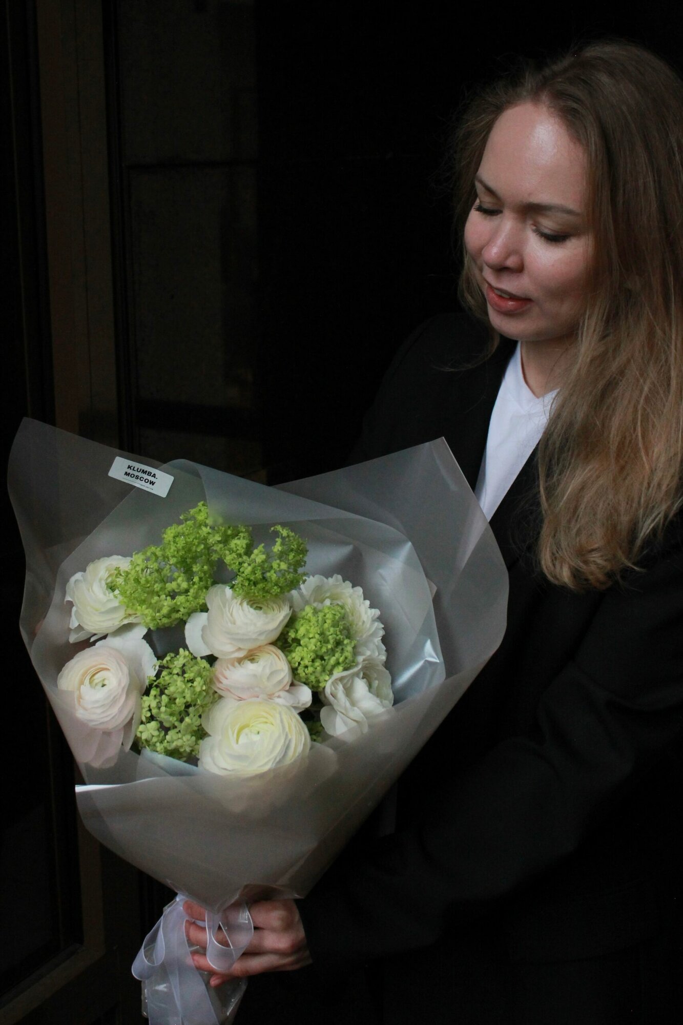 Букет из ранункулюсов с калиной М от студии цветов klumba.moscow