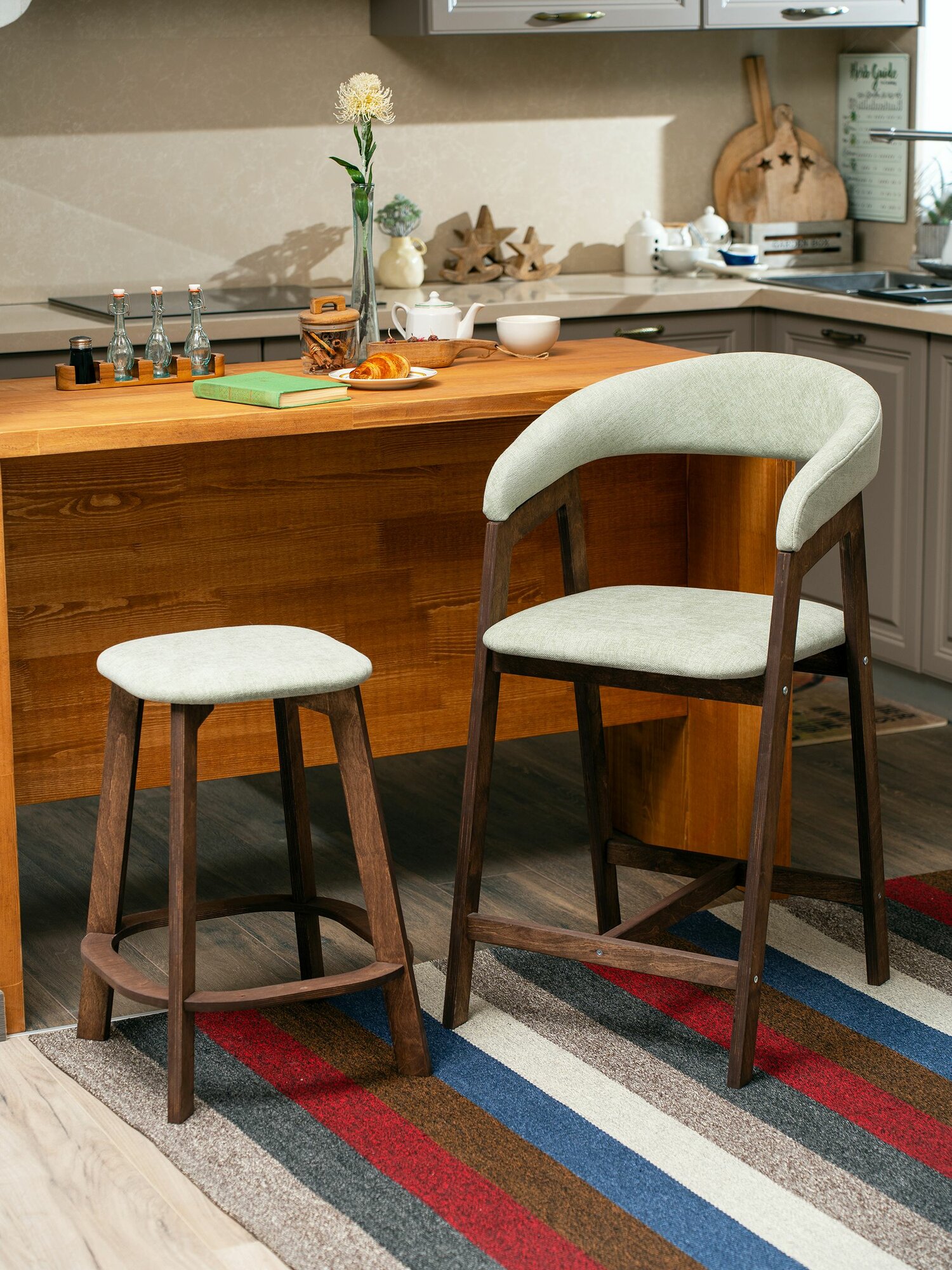 Мягкий полубарный стул + полубарный табурет для кухни