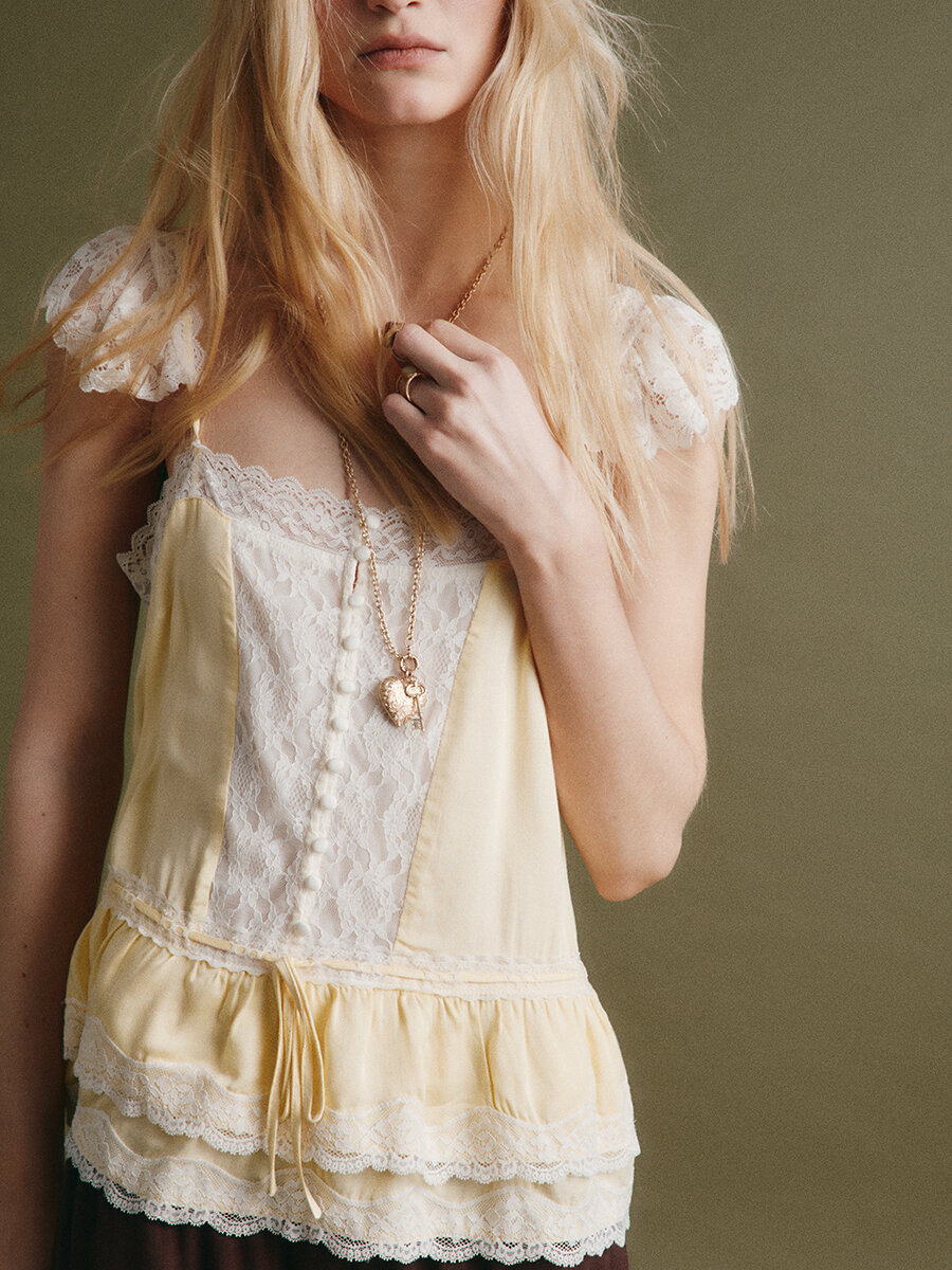 Блуза атласная на бретелях с кружевом и баской