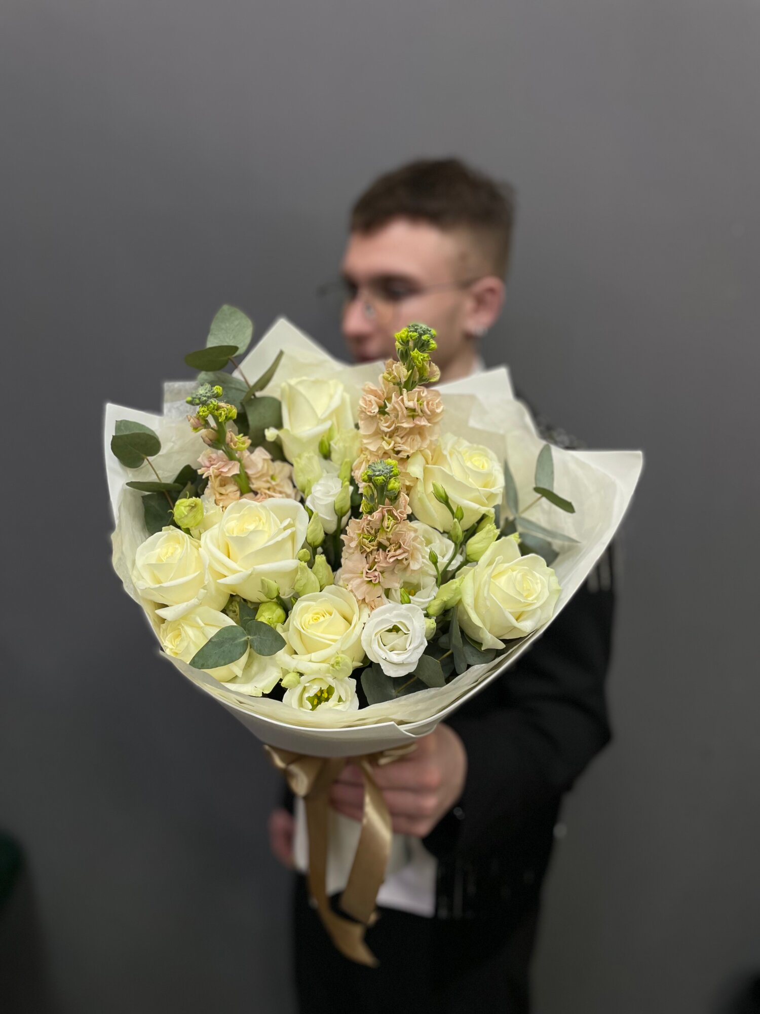 Букет из белых роз, эустомы и маттиолы в белом фоамиране с тишью