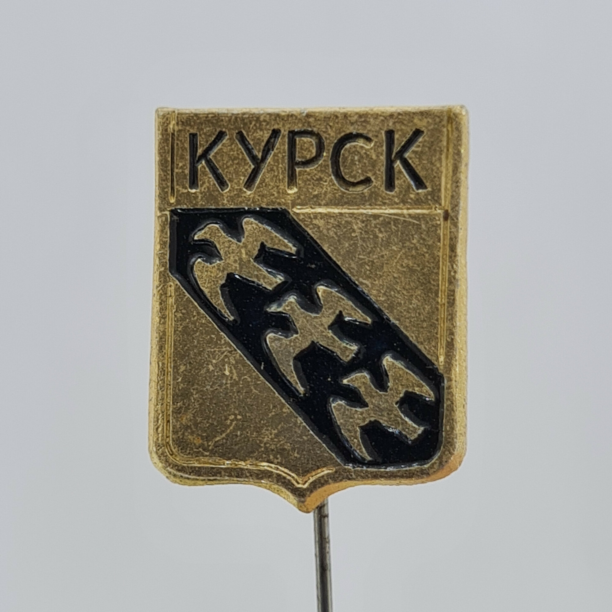 Значок СССР. Курск, городской герб с куропатками. Винтажный значек.