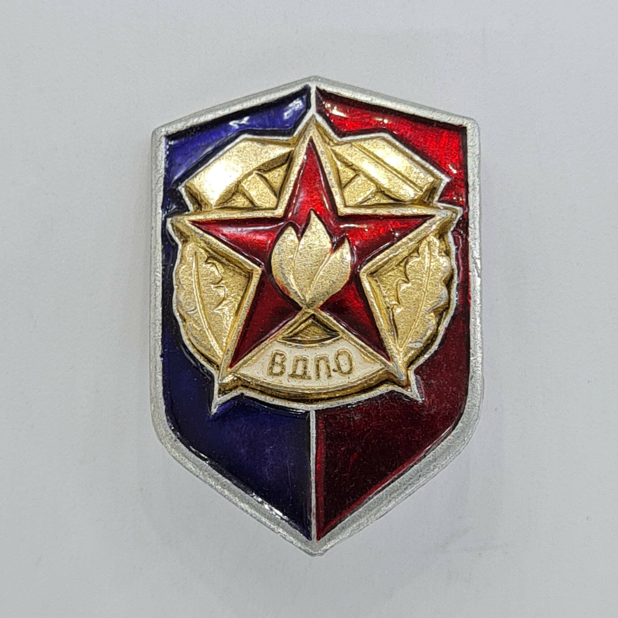 Значок СССР. Вдпо, красная звезда, щит, листья. Винтажный значек.