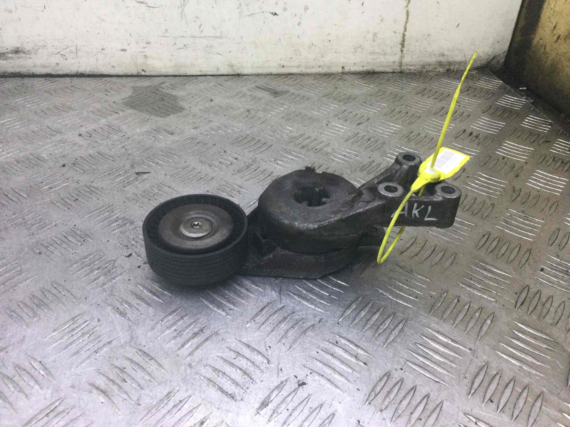 Б/У Натяжитель ремня генератора Volkswagen Golf 4 поколение (1997-2004) 1998 г.