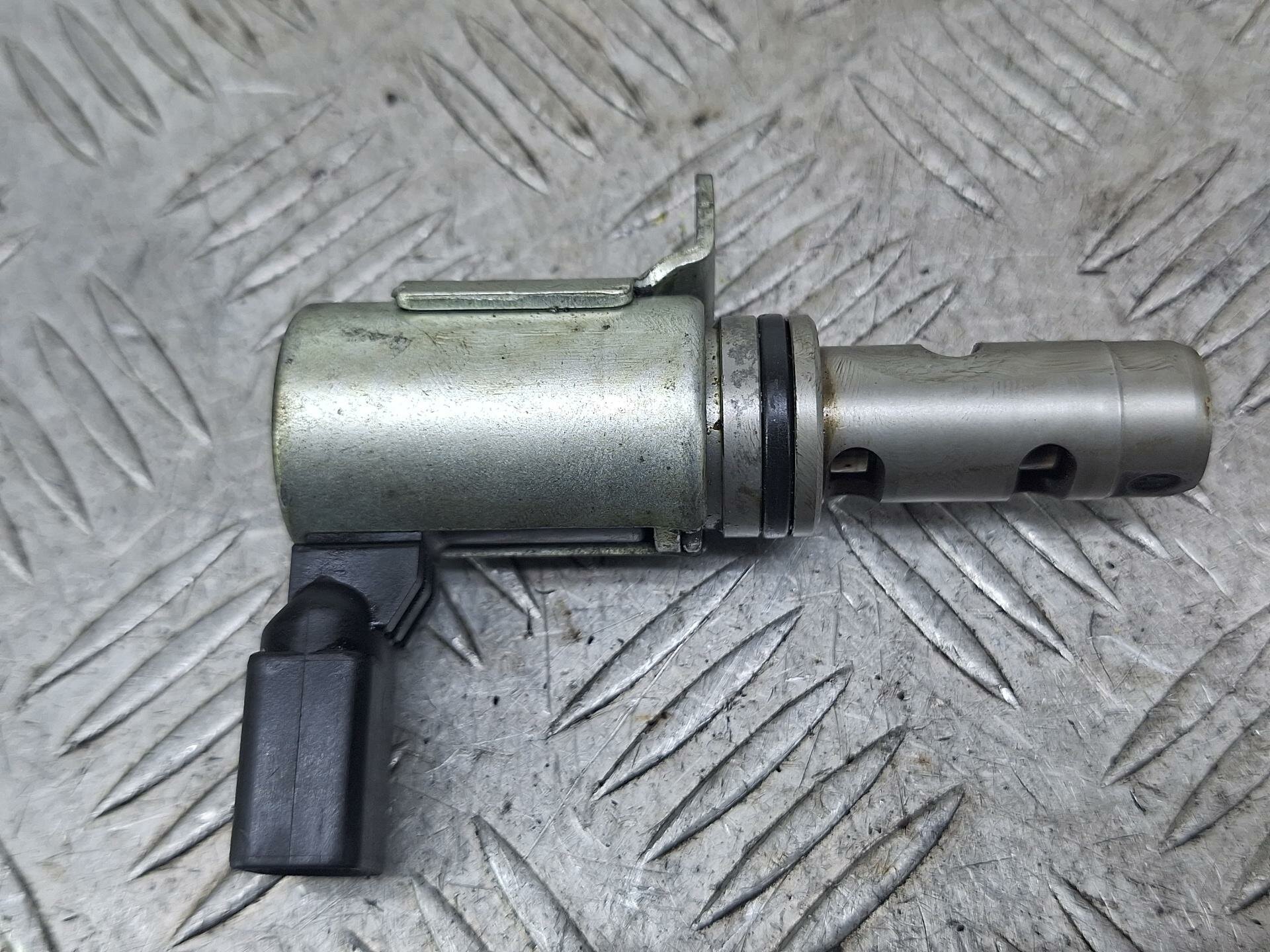 Клапан фазорегулятора Volkswagen Golf 5 2007 03C906455A