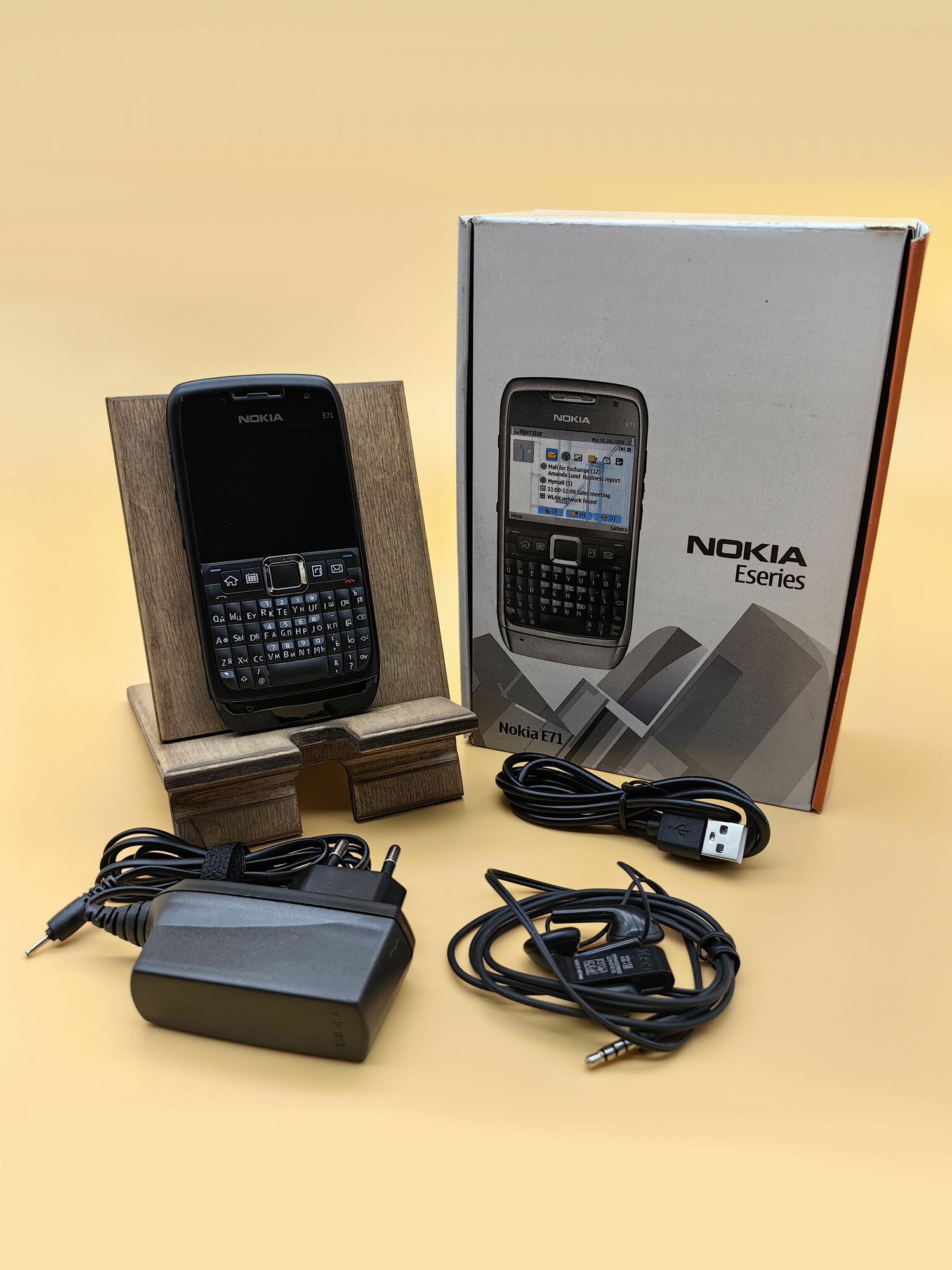 Мобильный кнопочный телефон с qwerty клавиатурой Nokia E71, Черный
