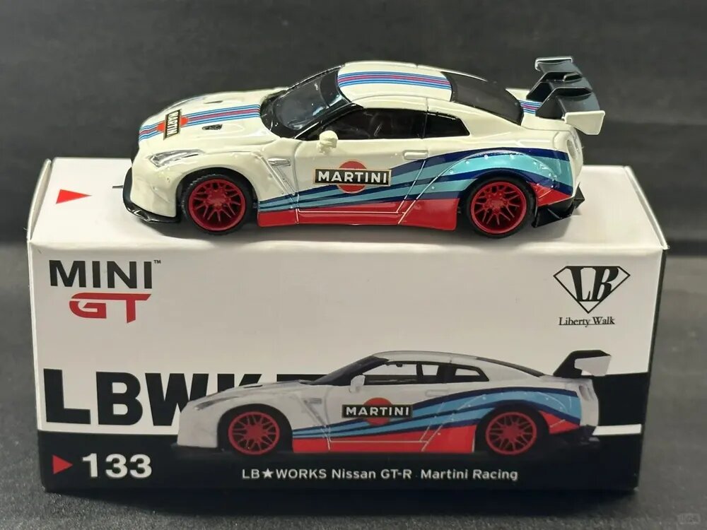 Коллекционная машинка KAIDO x HOUSE MINI GT 1/64 KHMG153 Chevrolet Silverado Sumatran Rhino KAIDO x MIZU Diecast
