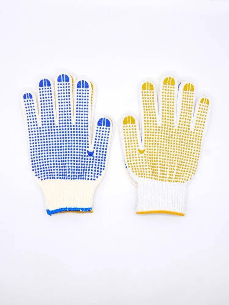 Пара синих перчаток в резиновый горошек и пара желтых перчаток в резиновый горошек