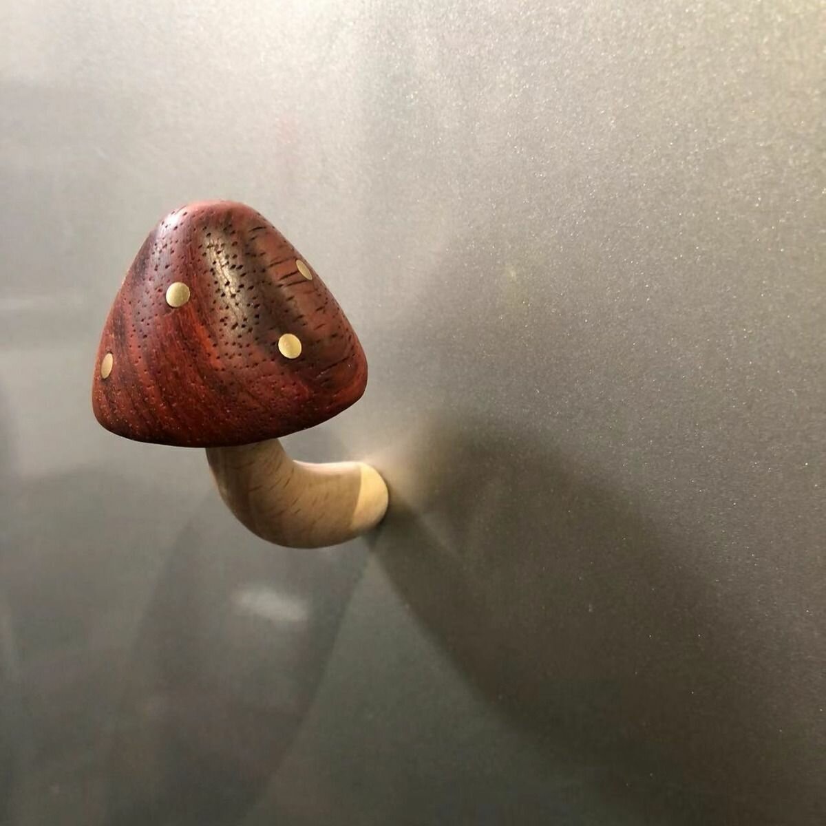 Магнит на холодильник из массива орехового дерева в форме гриба, милый декоративный магнитный стикер ручной работы, креативный деревянный декор для дома.