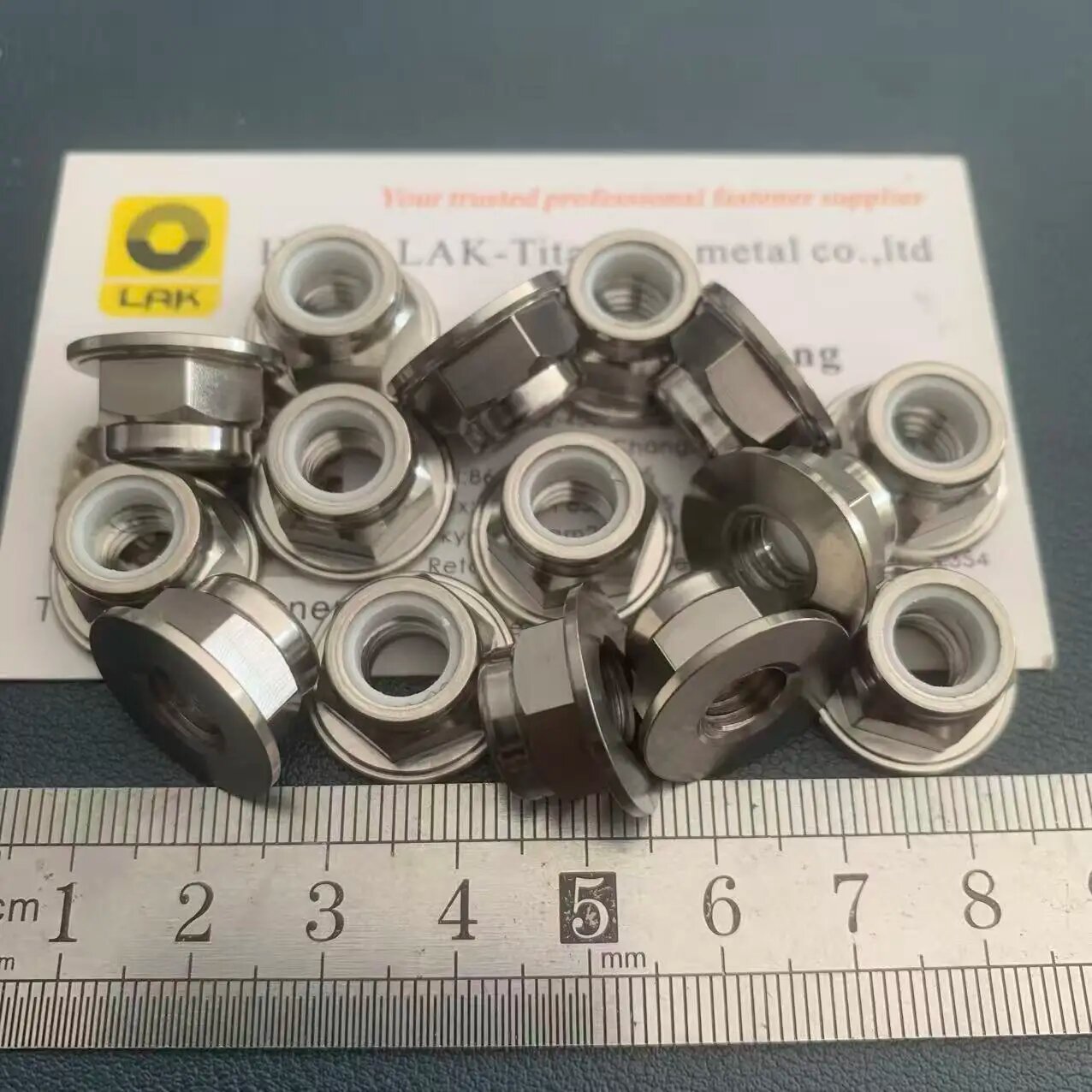 Фланцевая гайка титановая M8x1,25 Gr5