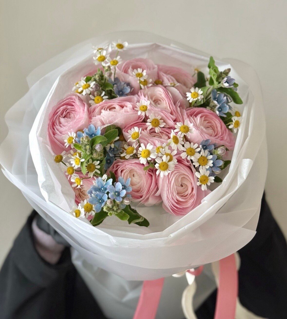 Букет (ранункулюсы (азиатские лютики), ромашки кустовые, незабудки)