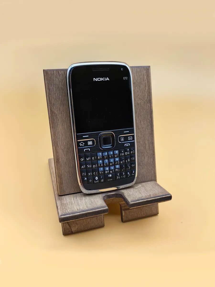 Кнопочный мобильный телефон с QWERTY клавиатурой Nokia E72