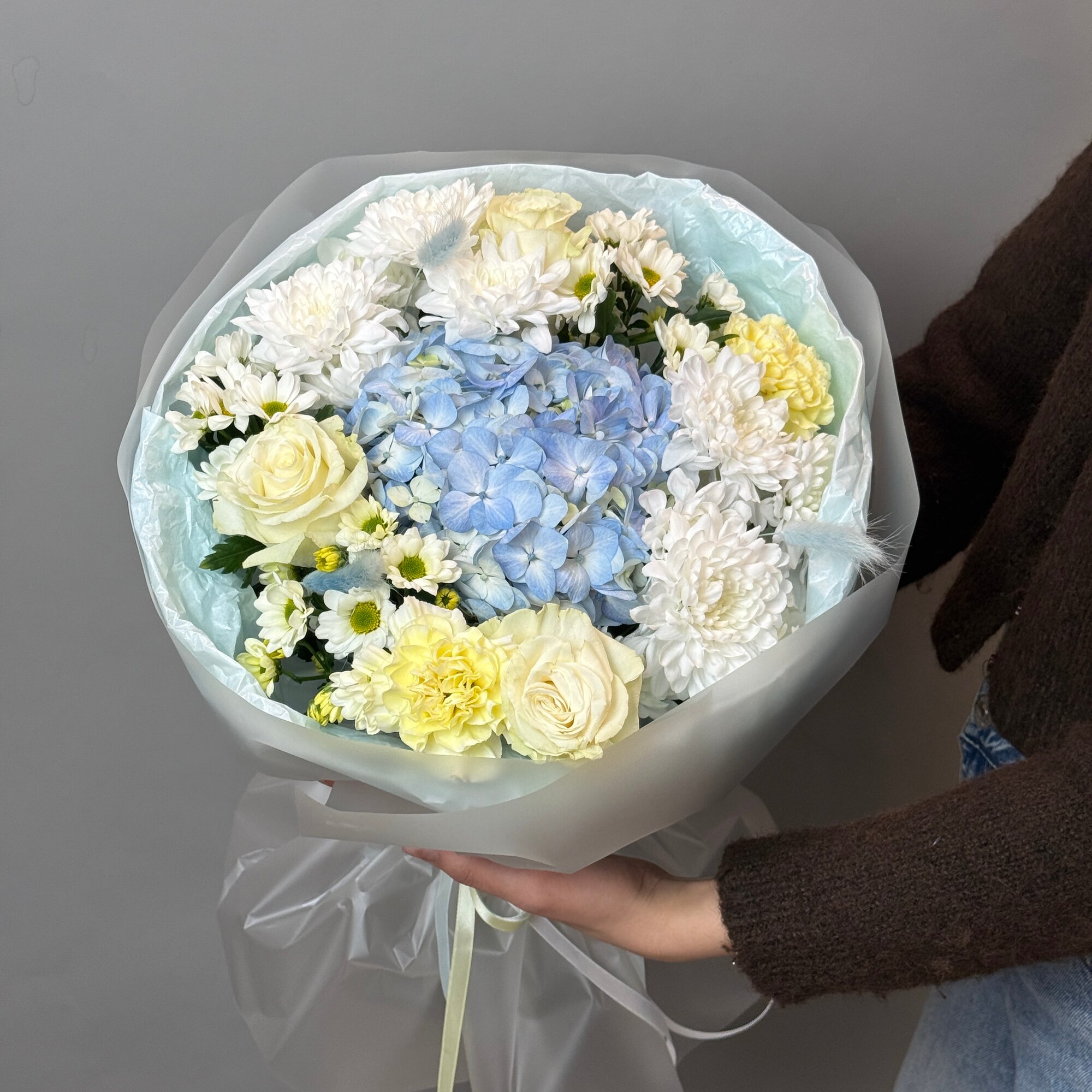 Букет с голубой гортензией и розами, сборный, для всех случаев