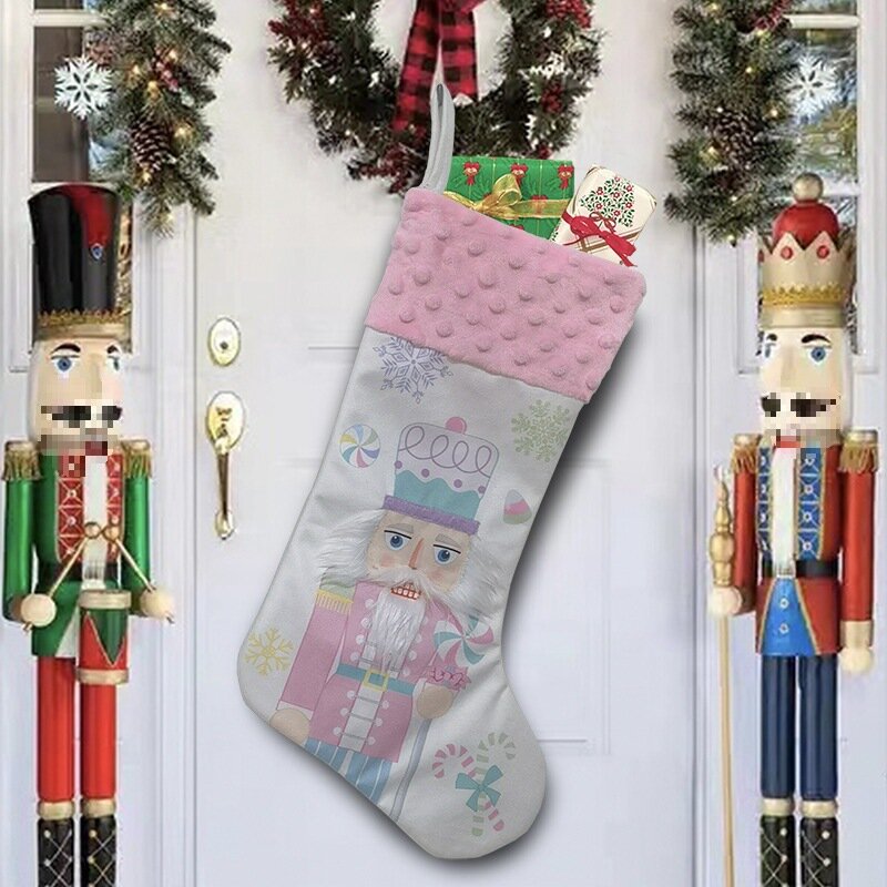 Рождественские декоративные принадлежности: подвески из орехового дерева, рождественские носки, подарочные пакеты, елочные украшения, мешочки для конфет, аксессуары.