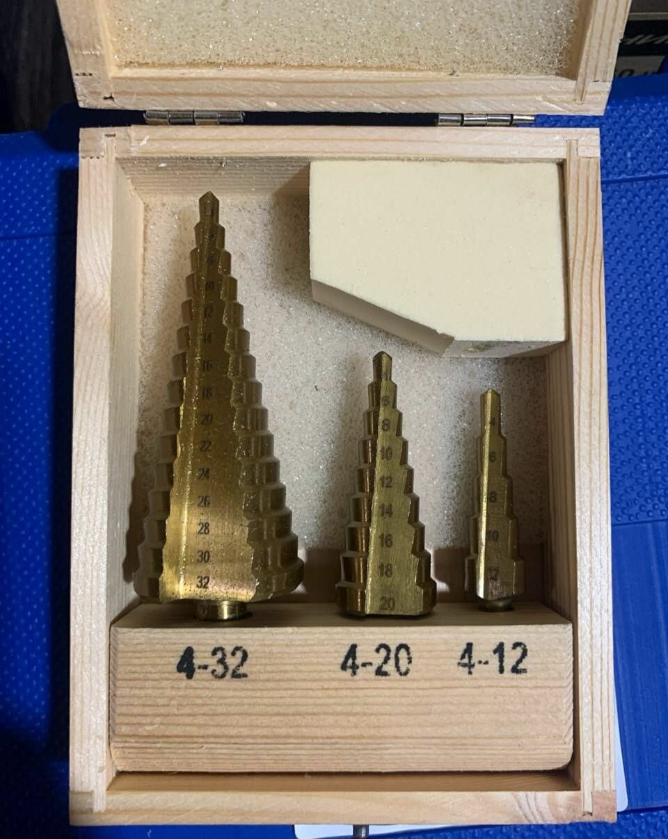 Набор сверл по металлу ступенчатые 3 пр. , 4 - 32 мм, сталь, деревянный кейс.