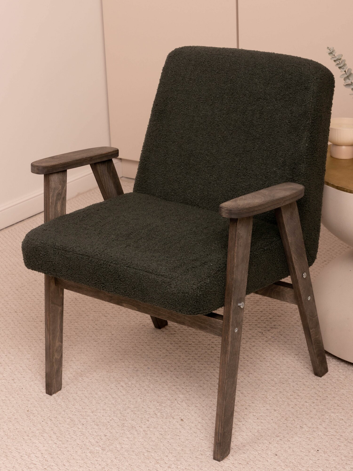 Кресло мягкое для дома и дачи Галант на высоких деревянных ножках с подлокотниками